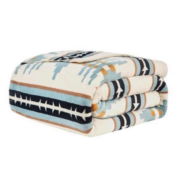 Pendleton | Bedding | Pendleton Plush Blanket King Trail Ridge | Poshmark